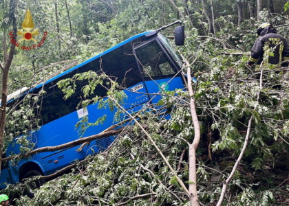 Incidente bus precipitato sulla SP 37, Autolinee: "Era in regola con la ...