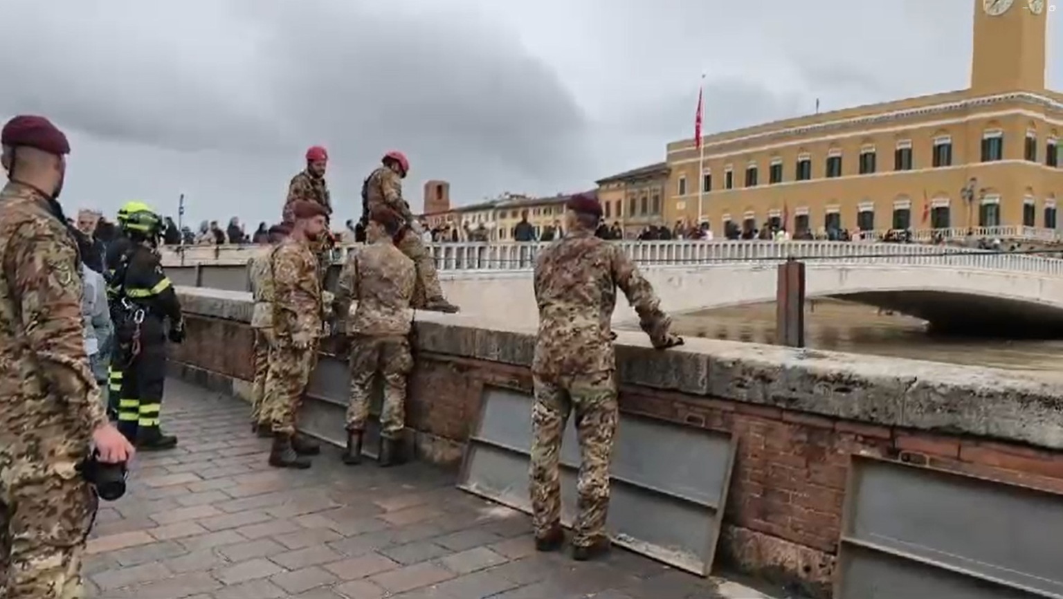 Pisa, montati i panconcelli sull'Arno. Chiusi i ponti, tranne quello ...