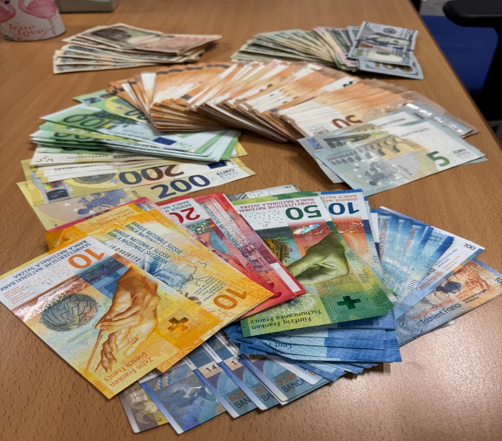 Soldi e oro in placche nel bagaglio a mano, scovati all'Aeroporto ...