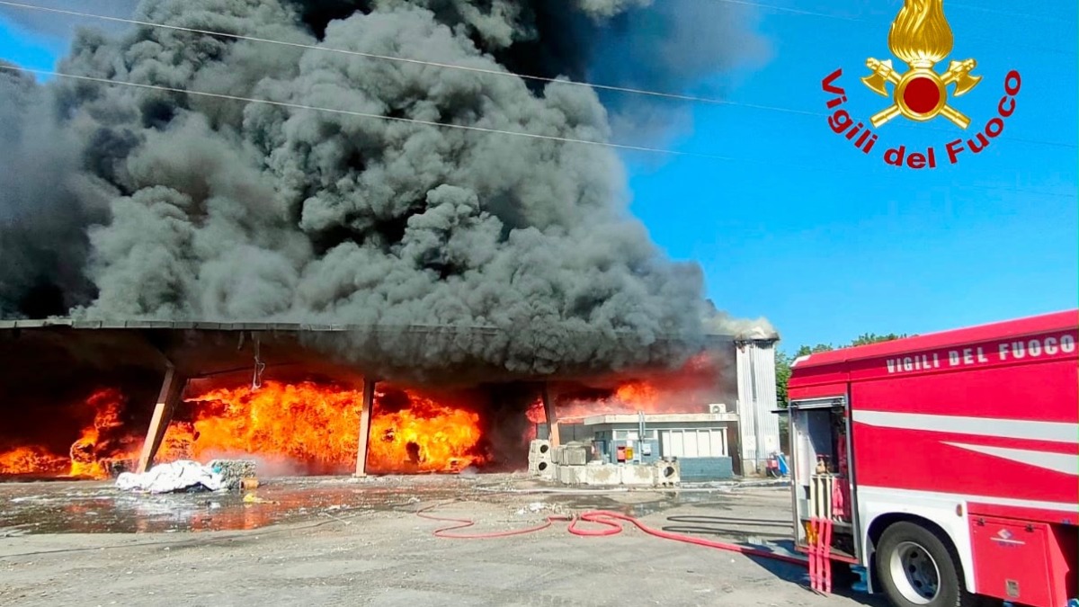 Inferno di fuoco in un'azienda del Pisano, evacuate una scuola e ...