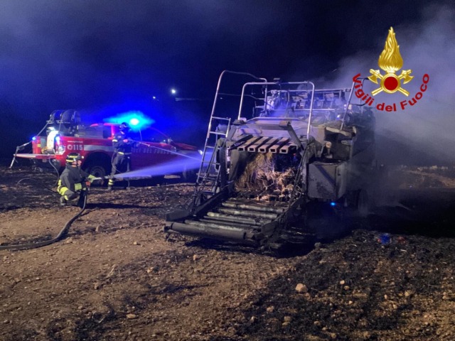 Macchinario per la paglia in fiamme, distrutti 5 ettari di campi - Italia 7